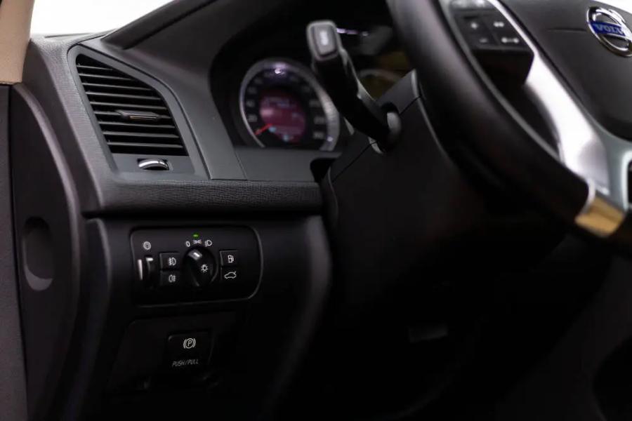 Pelēks Volvo XC60 2009 Rīga, ar dzinēja tilpumu 2.40 L un nobraukumu 249 tūkst. km par 8495 €, foto 23 vietnē AUTOMOTO.COM.LV