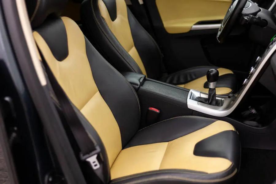 Pelēks Volvo XC60 2009 Rīga, ar dzinēja tilpumu 2.40 L un nobraukumu 249 tūkst. km par 8495 €, foto 26 vietnē AUTOMOTO.COM.LV