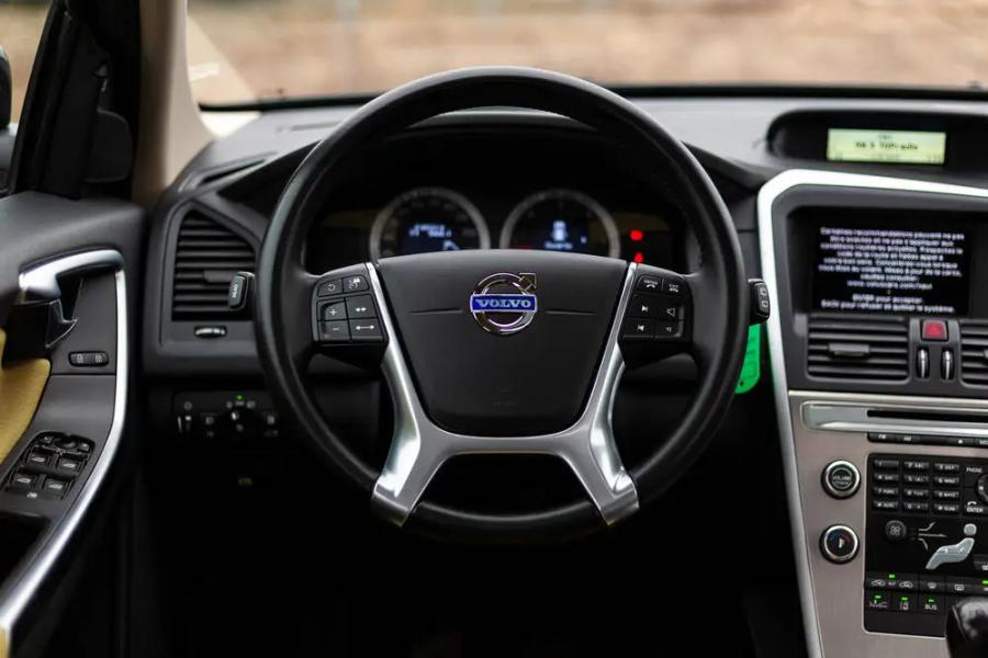 Pelēks Volvo XC60 2009 Rīga, ar dzinēja tilpumu 2.40 L un nobraukumu 249 tūkst. km par 8495 €, foto 28 vietnē AUTOMOTO.COM.LV