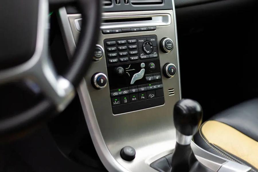 Pelēks Volvo XC60 2009 Rīga, ar dzinēja tilpumu 2.40 L un nobraukumu 249 tūkst. km par 8495 €, foto 30 vietnē AUTOMOTO.COM.LV