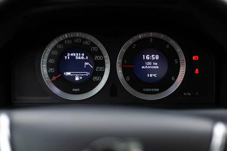 Pelēks Volvo XC60 2009 Rīga, ar dzinēja tilpumu 2.40 L un nobraukumu 249 tūkst. km par 8495 €, foto 32 vietnē AUTOMOTO.COM.LV