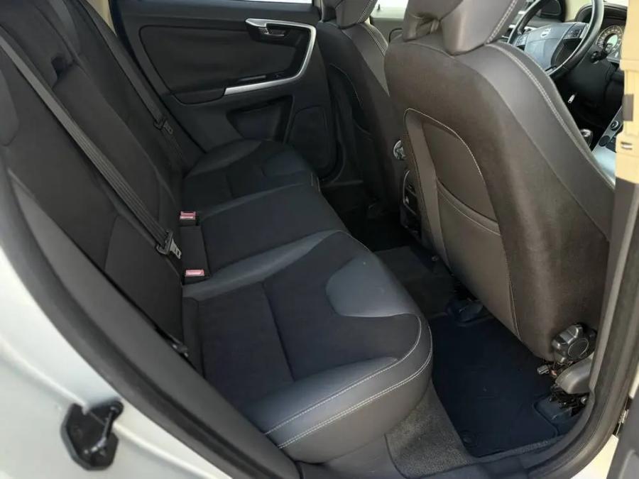 Pelēks Volvo XC60 2009 Rīga, ar dzinēja tilpumu 2.40 L un nobraukumu 237 tūkst. km par 4500 €, foto 11 vietnē AUTOMOTO.COM.LV