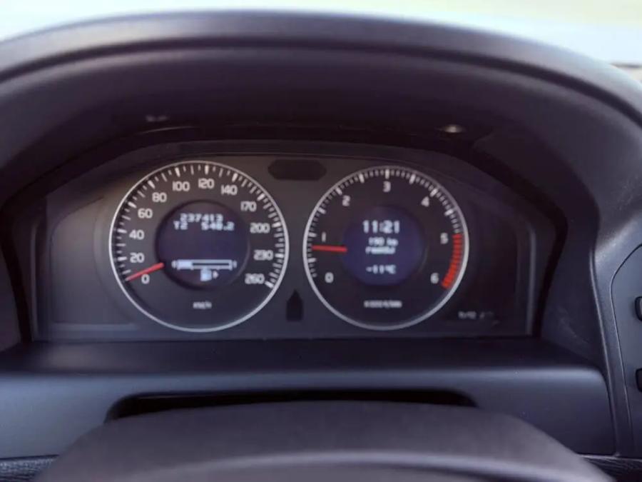 Pelēks Volvo XC60 2009 Rīga, ar dzinēja tilpumu 2.40 L un nobraukumu 237 tūkst. km par 4500 €, foto 14 vietnē AUTOMOTO.COM.LV