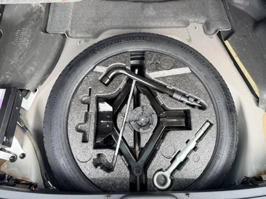 Pelēks Volvo XC60 2009 Rīga, ar dzinēja tilpumu 2.40 L un nobraukumu 230 tūkst. km par 9500 €, foto 8 vietnē AUTOMOTO.COM.LV