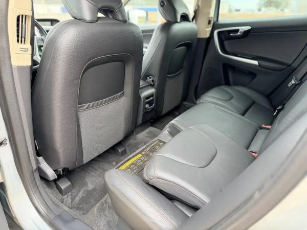 Pelēks Volvo XC60 2009 Rīga, ar dzinēja tilpumu 2.40 L un nobraukumu 230 tūkst. km par 9500 €, foto 9 vietnē AUTOMOTO.COM.LV