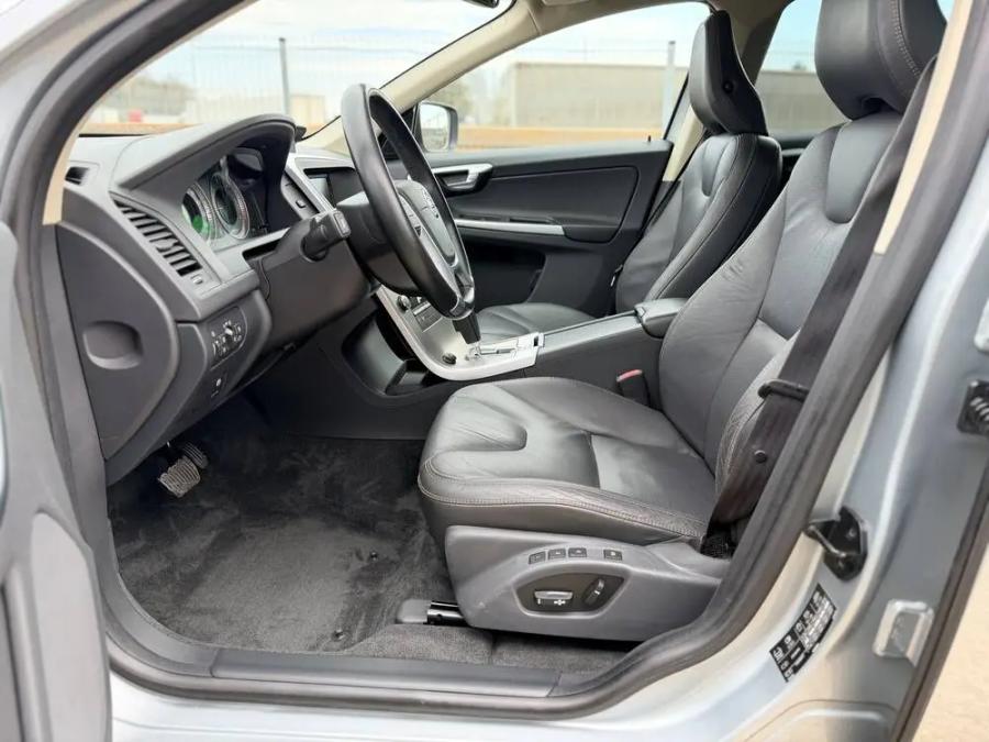 Pelēks Volvo XC60 2009 Rīga, ar dzinēja tilpumu 2.40 L un nobraukumu 230 tūkst. km par 9500 €, foto 12 vietnē AUTOMOTO.COM.LV