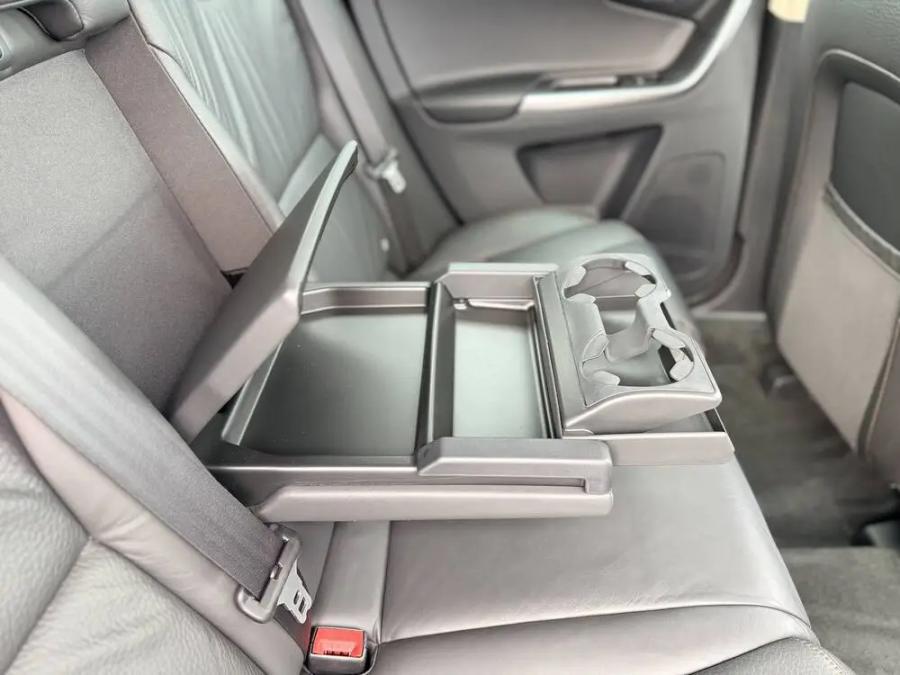 Pelēks Volvo XC60 2009 Rīga, ar dzinēja tilpumu 2.40 L un nobraukumu 230 tūkst. km par 9500 €, foto 20 vietnē AUTOMOTO.COM.LV