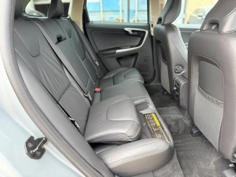 Pelēks Volvo XC60 2009 Rīga, ar dzinēja tilpumu 2.40 L un nobraukumu 230 tūkst. km par 9500 €, foto 21 vietnē AUTOMOTO.COM.LV