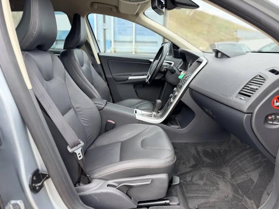 Pelēks Volvo XC60 2009 Rīga, ar dzinēja tilpumu 2.40 L un nobraukumu 230 tūkst. km par 9500 €, foto 22 vietnē AUTOMOTO.COM.LV