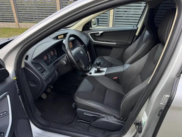 Pelēks Volvo XC60 2009 Jelgava, ar dzinēja tilpumu 2.40 L un nobraukumu 231 tūkst. km par 6750 €, foto 10 vietnē AUTOMOTO.COM.LV