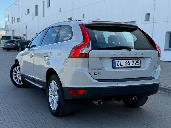 Grey Volvo XC60 2009 in Rezekne, with an engine capacity of 2.40 L and mileage of 303 thousand km for 8990 €, photo 5 on AUTOMOTO.COM.LV