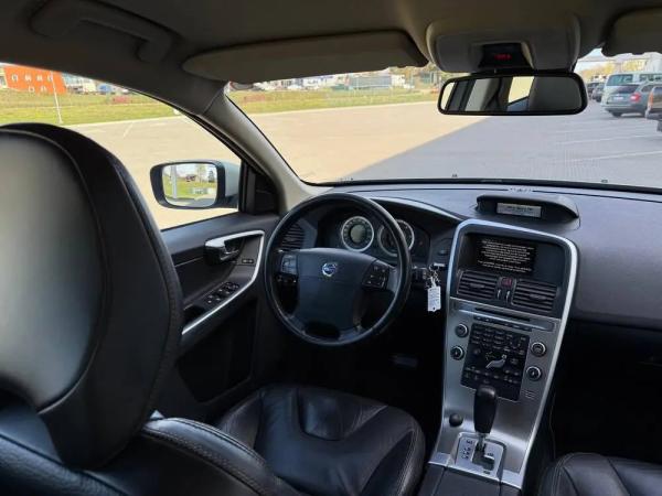 Grey Volvo XC60 2009 in Rezekne, with an engine capacity of 2.40 L and mileage of 303 thousand km for 8990 €, photo 9 on AUTOMOTO.COM.LV