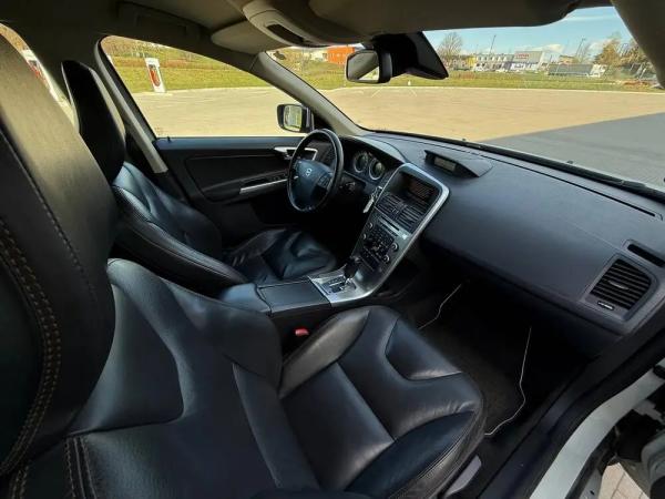 Grey Volvo XC60 2009 in Rezekne, with an engine capacity of 2.40 L and mileage of 303 thousand km for 8990 €, photo 10 on AUTOMOTO.COM.LV