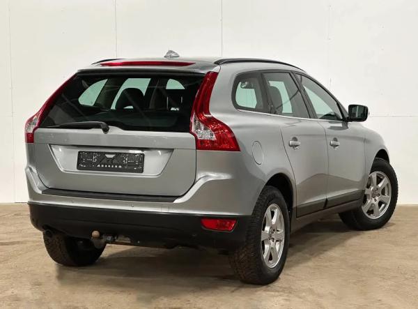 Grey Volvo XC60 2009 in Jurmala, with an engine capacity of 2.40 L and mileage of 303 thousand km for 8450 €, photo 8 on AUTOMOTO.COM.LV
