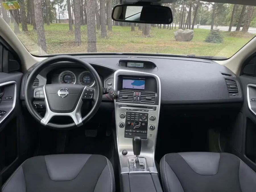 Grey Volvo XC60 2009 in Riga, with an engine capacity of 2.40 L and mileage of 235 thousand km for 8700 €, photo 8 on AUTOMOTO.COM.LV