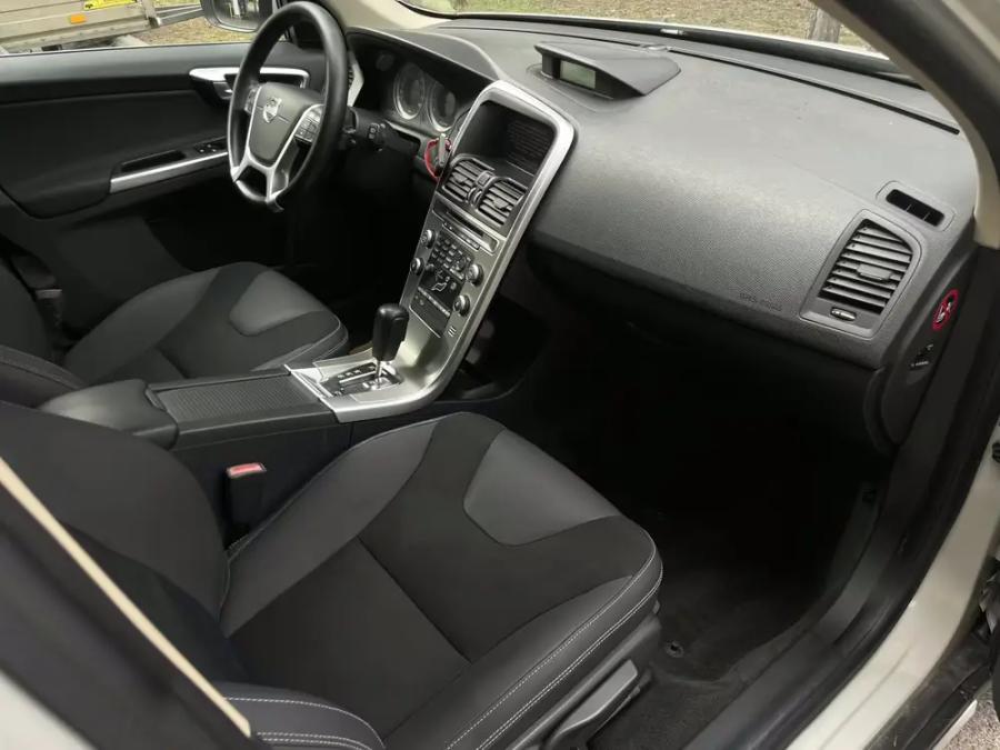 Grey Volvo XC60 2009 in Riga, with an engine capacity of 2.40 L and mileage of 235 thousand km for 8700 €, photo 9 on AUTOMOTO.COM.LV