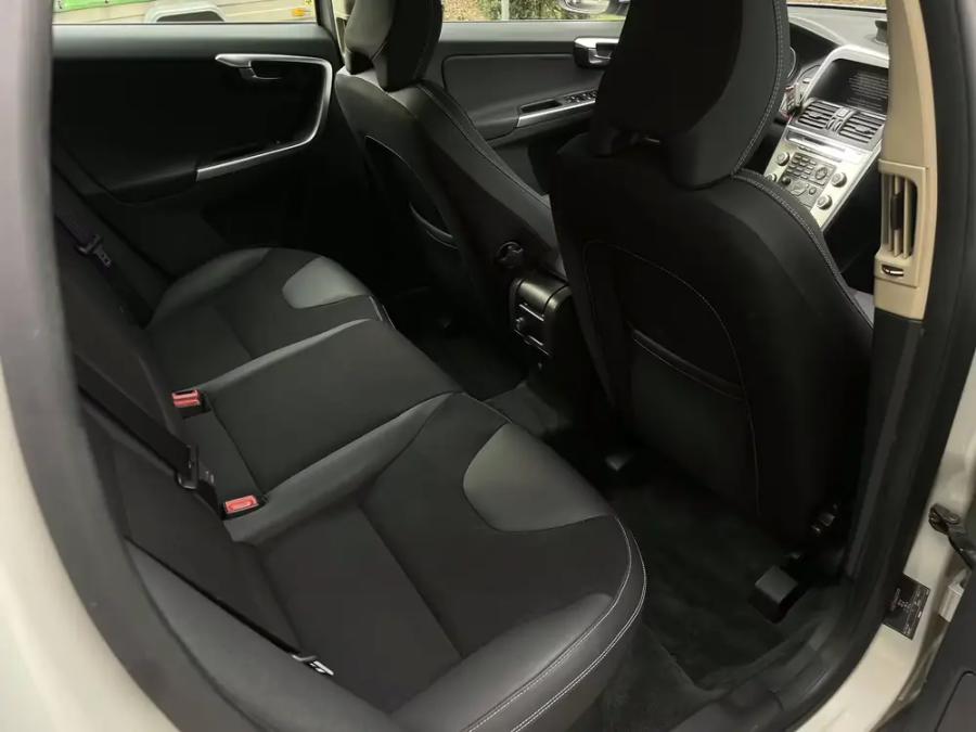 Grey Volvo XC60 2009 in Riga, with an engine capacity of 2.40 L and mileage of 235 thousand km for 8700 €, photo 10 on AUTOMOTO.COM.LV