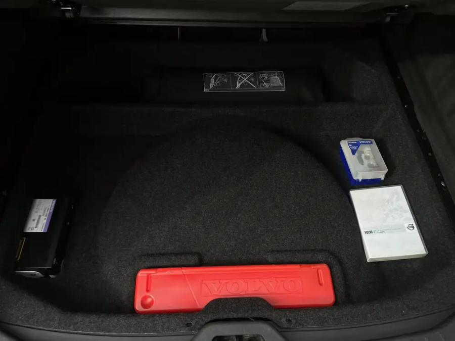 Grey Volvo XC60 2009 in Riga, with an engine capacity of 2.40 L and mileage of 235 thousand km for 8700 €, photo 12 on AUTOMOTO.COM.LV