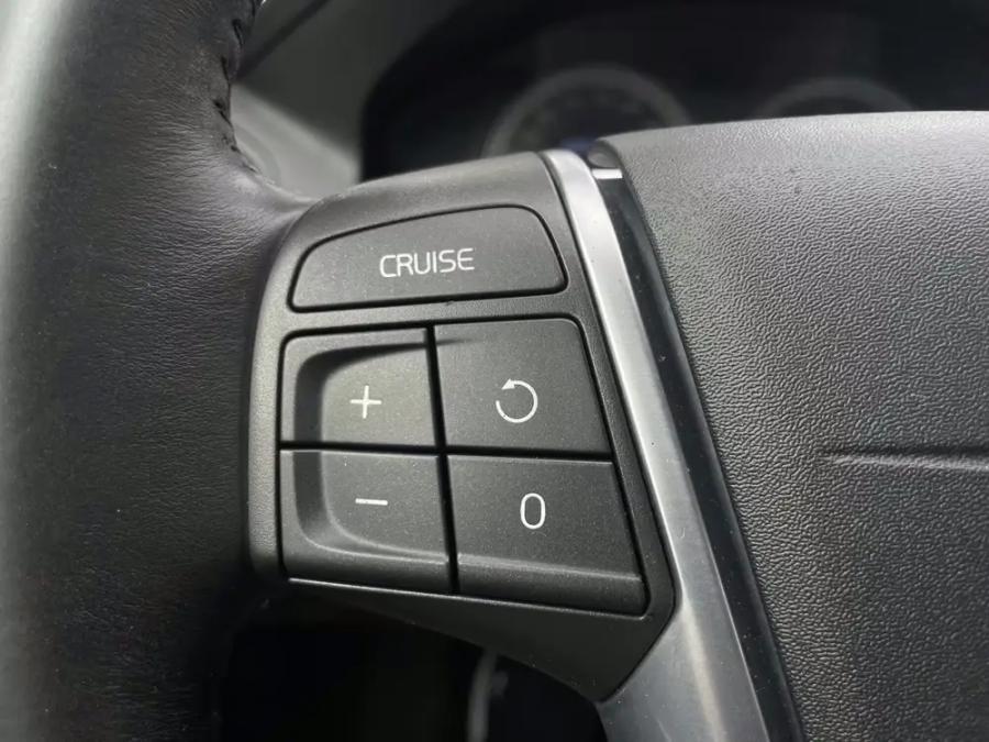 Grey Volvo XC60 2009 in Riga, with an engine capacity of 2.40 L and mileage of 235 thousand km for 8700 €, photo 19 on AUTOMOTO.COM.LV