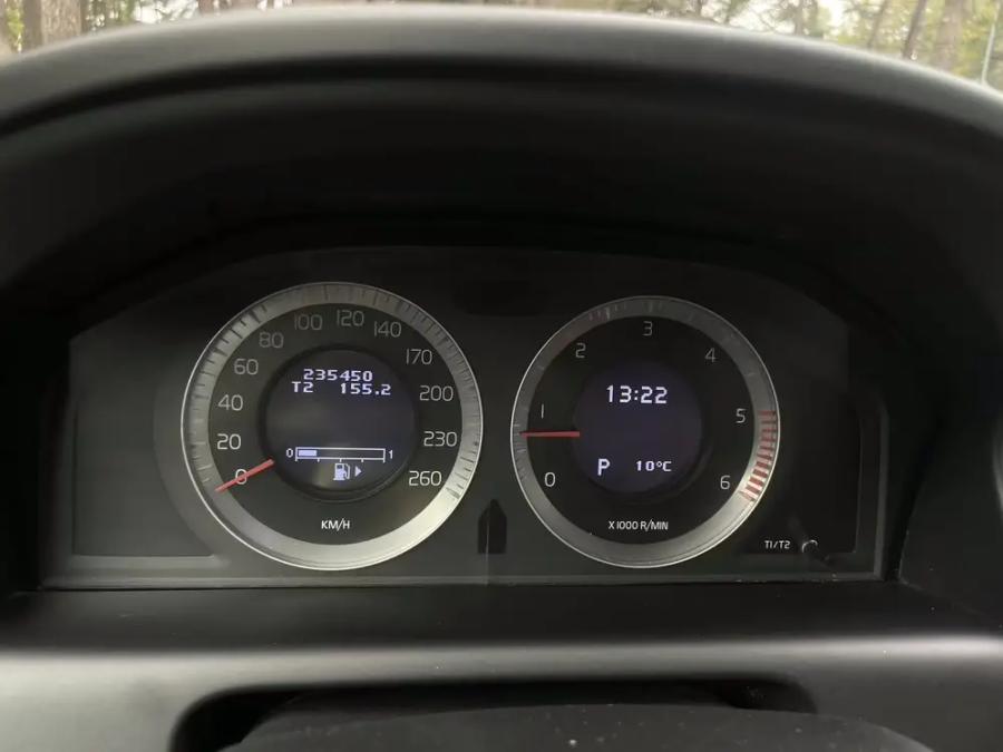 Grey Volvo XC60 2009 in Riga, with an engine capacity of 2.40 L and mileage of 235 thousand km for 8700 €, photo 26 on AUTOMOTO.COM.LV
