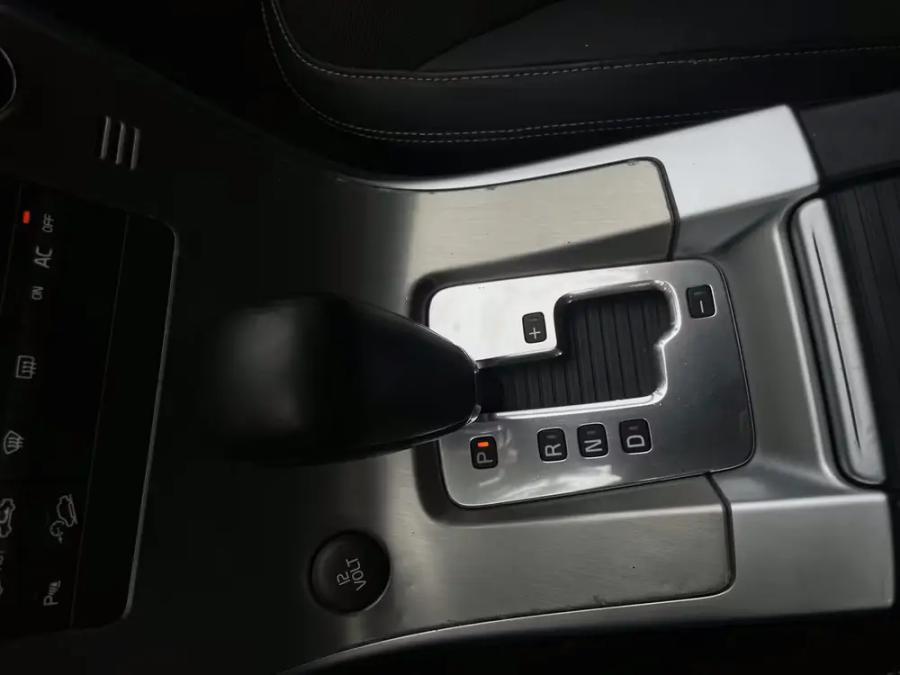 Grey Volvo XC60 2009 in Riga, with an engine capacity of 2.40 L and mileage of 235 thousand km for 8700 €, photo 27 on AUTOMOTO.COM.LV