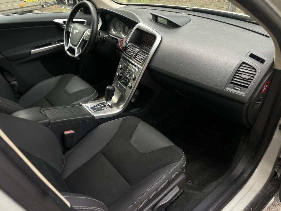 Grey Volvo XC60 2009 in Riga, with an engine capacity of 2.40 L and mileage of 235 thousand km for 8700 €, photo 9 on AUTOMOTO.COM.LV