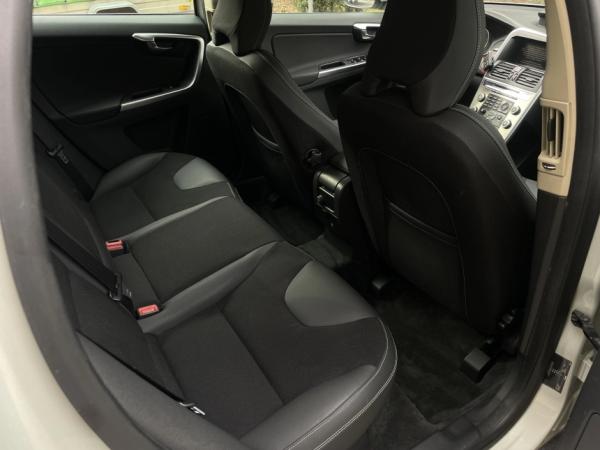 Pelēks Volvo XC60 2009 Rīga, ar dzinēja tilpumu 2.40 L un nobraukumu 235 tūkst. km par 8700 €, foto 9 vietnē AUTOMOTO.COM.LV
