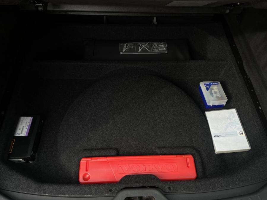 Grey Volvo XC60 2009 in Riga, with an engine capacity of 2.40 L and mileage of 235 thousand km for 8700 €, photo 12 on AUTOMOTO.COM.LV