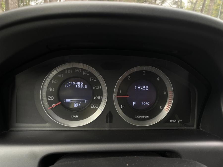 Grey Volvo XC60 2009 in Riga, with an engine capacity of 2.40 L and mileage of 235 thousand km for 8700 €, photo 26 on AUTOMOTO.COM.LV