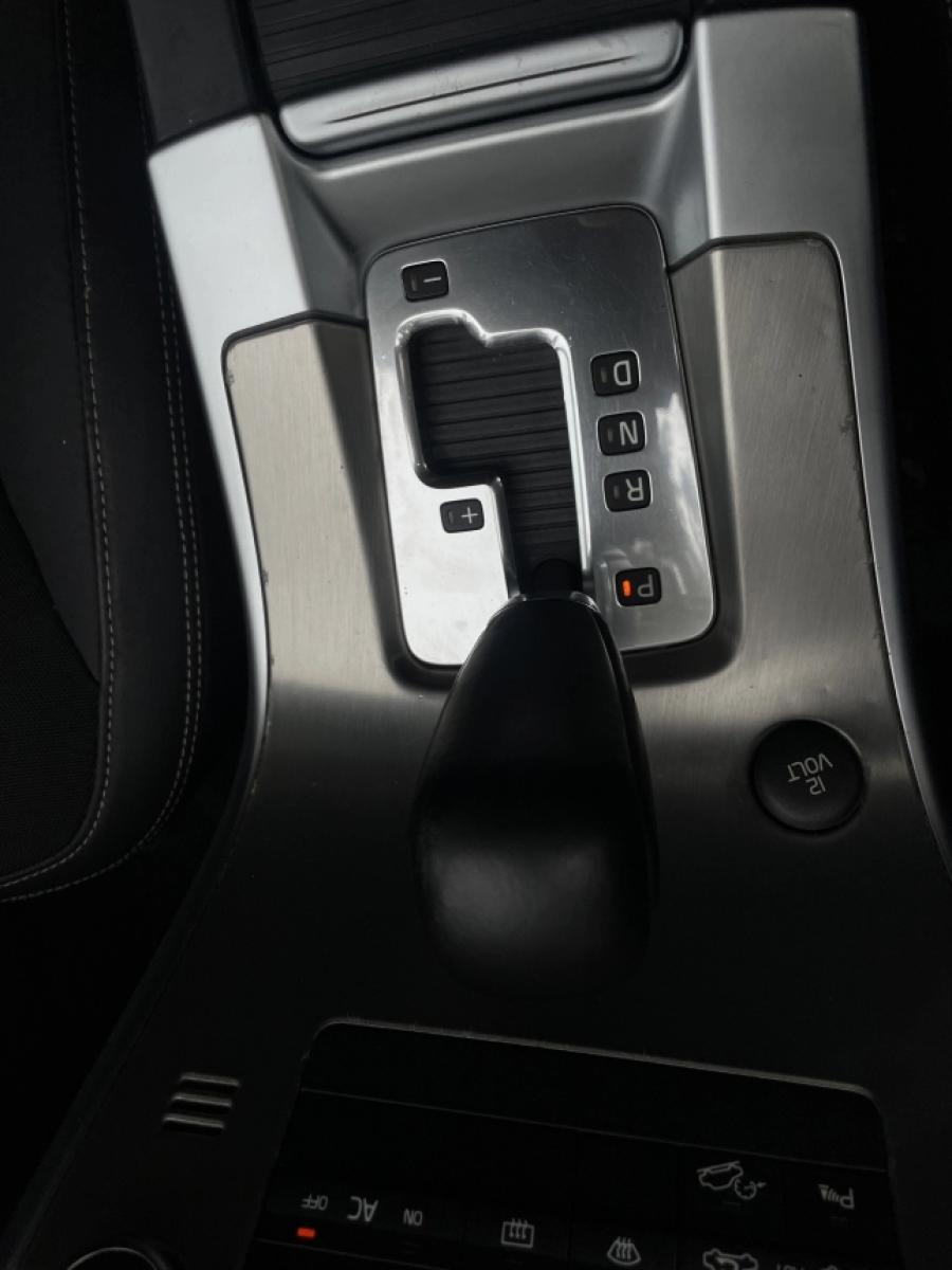 Grey Volvo XC60 2009 in Riga, with an engine capacity of 2.40 L and mileage of 235 thousand km for 8700 €, photo 27 on AUTOMOTO.COM.LV