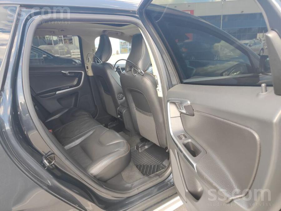 Grey Volvo XC60 2009 in Daugavpils, with an engine capacity of 2.40 L and mileage of 282 thousand km for 7390 €, photo 7 on AUTOMOTO.COM.LV