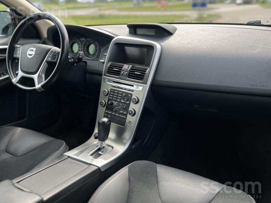 Grey Volvo XC60 2009 in Jekabpils, with an engine capacity of 2.40 L and mileage of 311 thousand km for 7800 €, photo 14 on AUTOMOTO.COM.LV