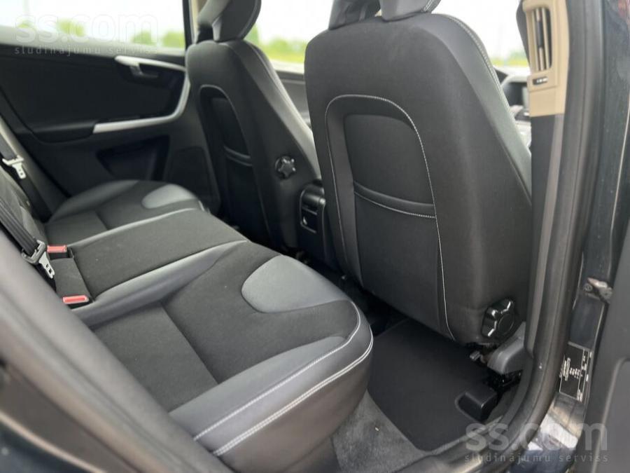 Grey Volvo XC60 2009 in Jekabpils, with an engine capacity of 2.40 L and mileage of 311 thousand km for 7800 €, photo 15 on AUTOMOTO.COM.LV