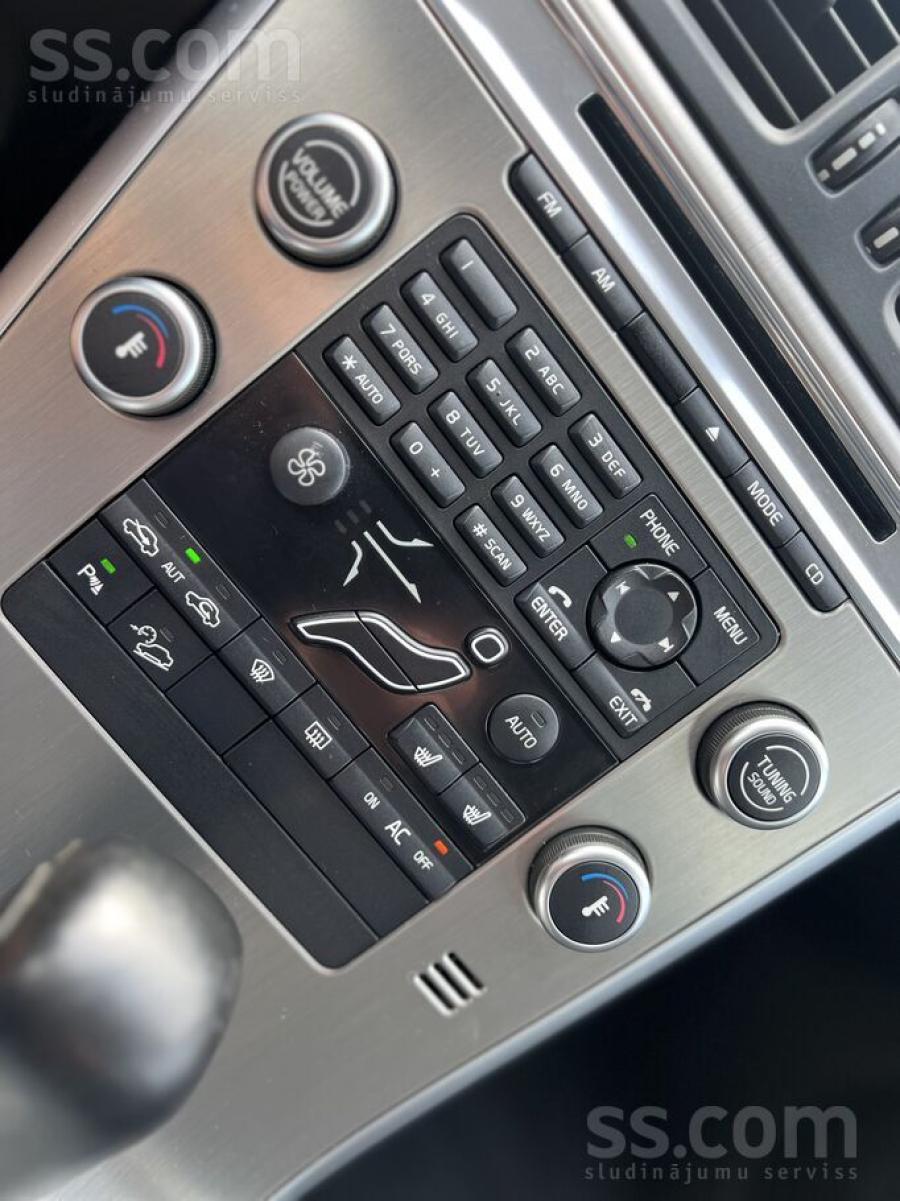 Grey Volvo XC60 2009 in Jekabpils, with an engine capacity of 2.40 L and mileage of 311 thousand km for 7800 €, photo 18 on AUTOMOTO.COM.LV