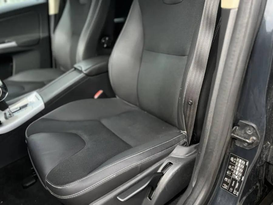 Pelēks Volvo XC60 2009 Jēkabpils, ar dzinēja tilpumu 2.40 L un nobraukumu 311 tūkst. km par 7800 €, foto 10 vietnē AUTOMOTO.COM.LV