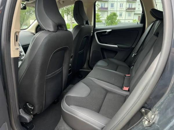 Grey Volvo XC60 2009 in Jekabpils, with an engine capacity of 2.40 L and mileage of 311 thousand km for 7800 €, photo 10 on AUTOMOTO.COM.LV