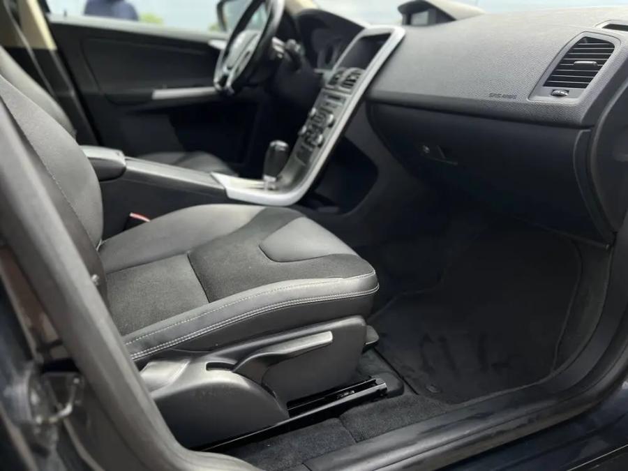 Pelēks Volvo XC60 2009 Jēkabpils, ar dzinēja tilpumu 2.40 L un nobraukumu 311 tūkst. km par 7800 €, foto 13 vietnē AUTOMOTO.COM.LV
