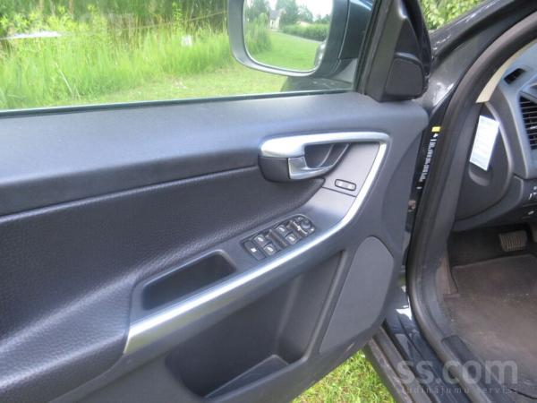 Pelēks Volvo XC60 2009 Ogre, ar dzinēja tilpumu 2.40 L un nobraukumu 560 tūkst. km par 4200 €, foto 10 vietnē AUTOMOTO.COM.LV