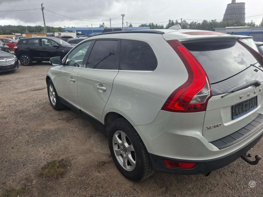 Grey Volvo XC60 2009 in Kaunas, with an engine capacity of 2.40 L and mileage of 350 thousand km for 6200 €, photo 6 on AUTOMOTO.COM.LV