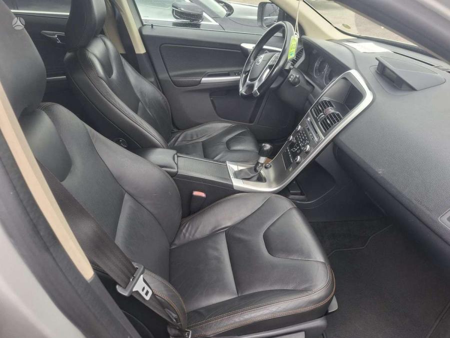 Grey Volvo XC60 2009 in Kaunas, with an engine capacity of 2.40 L and mileage of 350 thousand km for 6200 €, photo 8 on AUTOMOTO.COM.LV