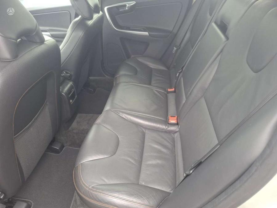 Grey Volvo XC60 2009 in Kaunas, with an engine capacity of 2.40 L and mileage of 350 thousand km for 6200 €, photo 10 on AUTOMOTO.COM.LV