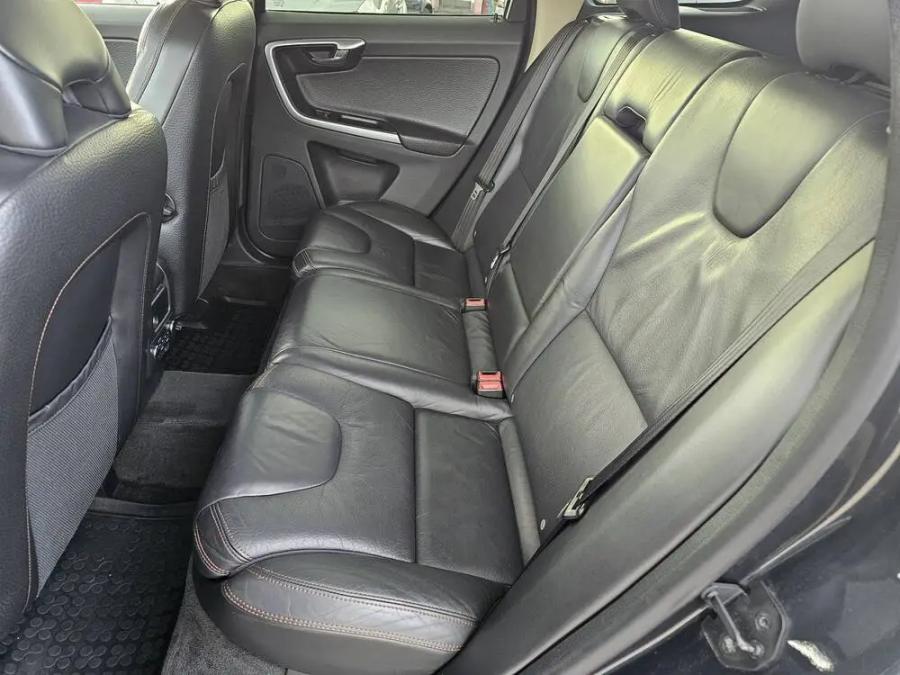 Pelēks Volvo XC60 2009 Rīga, ar dzinēja tilpumu 2.40 L un nobraukumu 292 tūkst. km par 6750 €, foto 17 vietnē AUTOMOTO.COM.LV