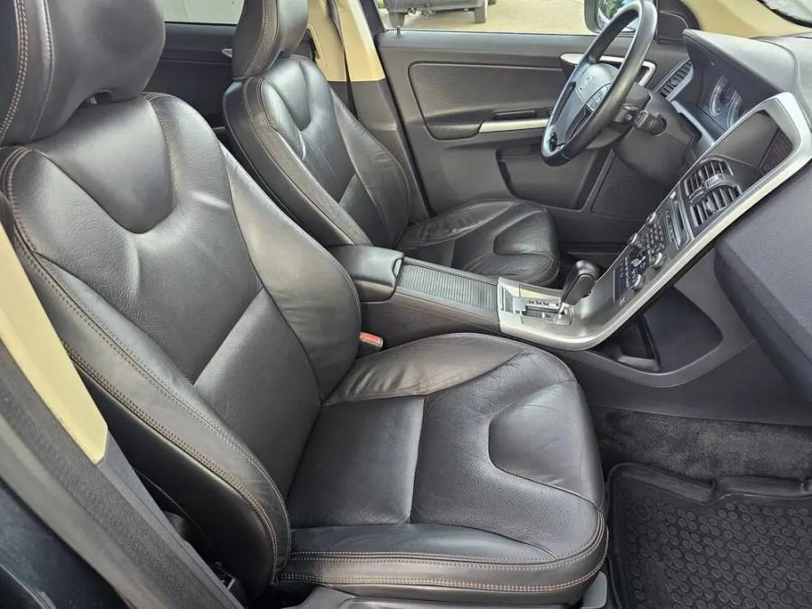 Pelēks Volvo XC60 2009 Rīga, ar dzinēja tilpumu 2.40 L un nobraukumu 292 tūkst. km par 6750 €, foto 19 vietnē AUTOMOTO.COM.LV