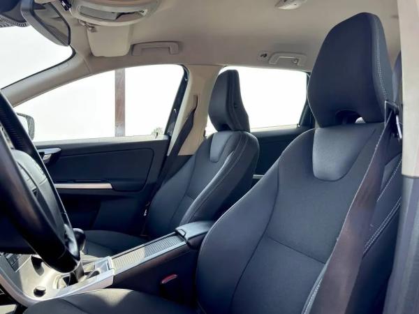 Pelēks Volvo XC60 2009 Rēzekne, ar dzinēja tilpumu 2.40 L un nobraukumu 302 tūkst. km par 7950 €, foto 10 vietnē AUTOMOTO.COM.LV