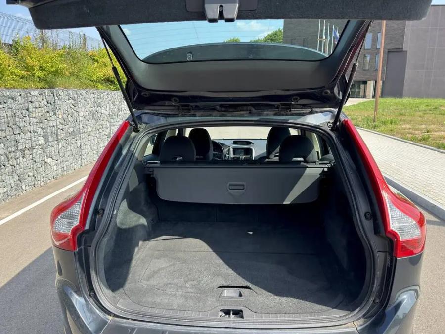 Pelēks Volvo XC60 2009 Rēzekne, ar dzinēja tilpumu 2.40 L un nobraukumu 302 tūkst. km par 7950 €, foto 12 vietnē AUTOMOTO.COM.LV