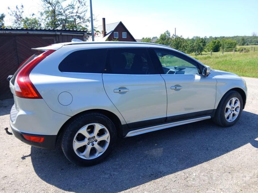 Grey Volvo XC60 2009 in Aizkraukle, with an engine capacity of 2.40 L and mileage of 327 thousand km for 8450 €, photo 1 on AUTOMOTO.COM.LV