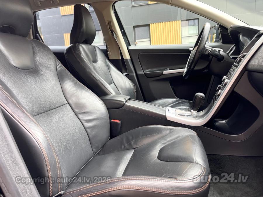 Pelēks Volvo XC60 2009 Tartu, ar dzinēja tilpumu 2.40 L un nobraukumu 350 tūkst. km par 6999 €, foto 13 vietnē AUTOMOTO.COM.LV