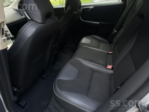 Grey Volvo XC60 2009 in Riga, with an engine capacity of 2.40 L and mileage of 257 thousand km for 6690 €, photo 10 on AUTOMOTO.COM.LV