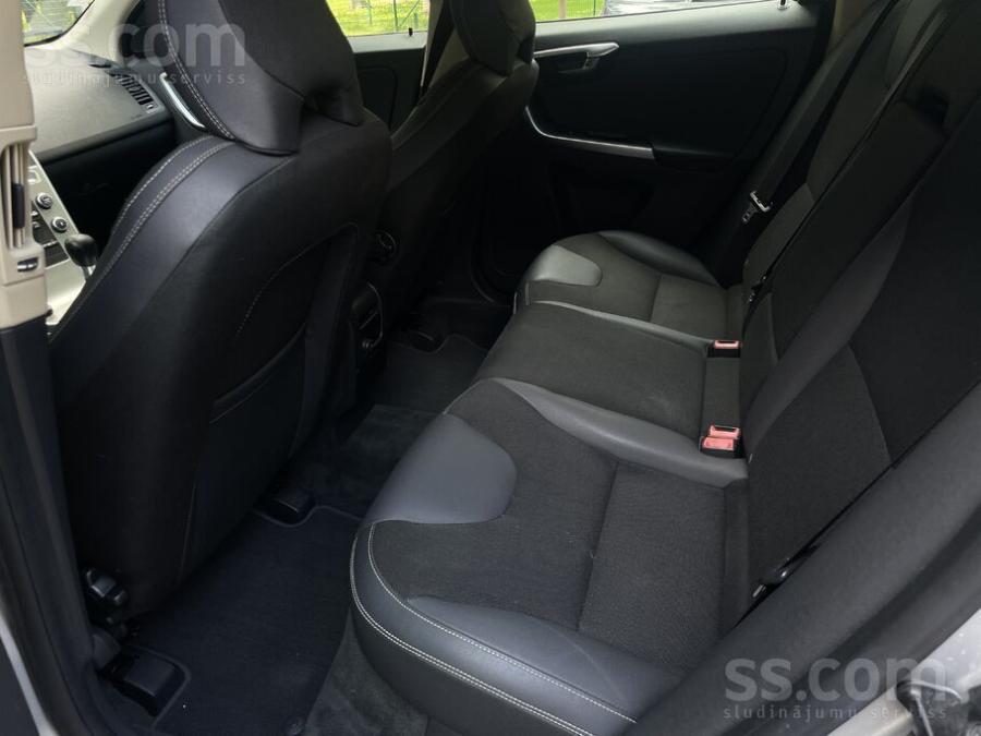 Grey Volvo XC60 2009 in Riga, with an engine capacity of 2.40 L and mileage of 257 thousand km for 6690 €, photo 11 on AUTOMOTO.COM.LV