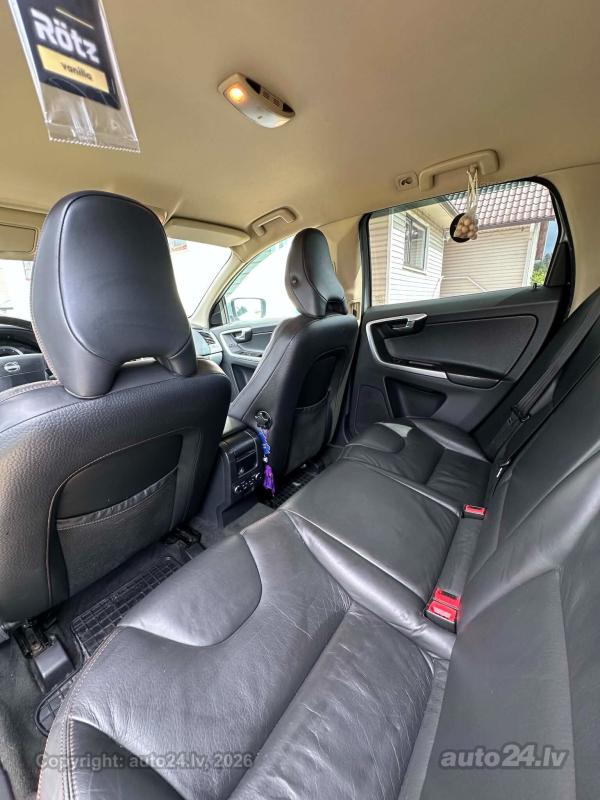 Pelēks Volvo XC60 2009 Tallina, ar dzinēja tilpumu 2.40 L un nobraukumu 342 tūkst. km par 4999 €, foto 2 vietnē AUTOMOTO.COM.LV